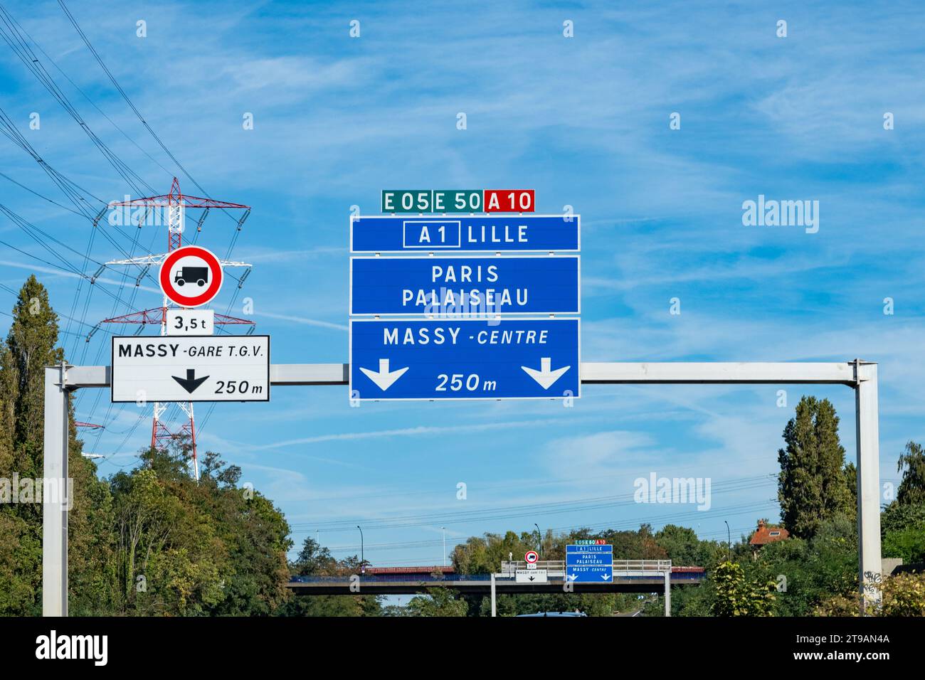 Highway road signs Paris, driving in heavy traffic on ring road of ...