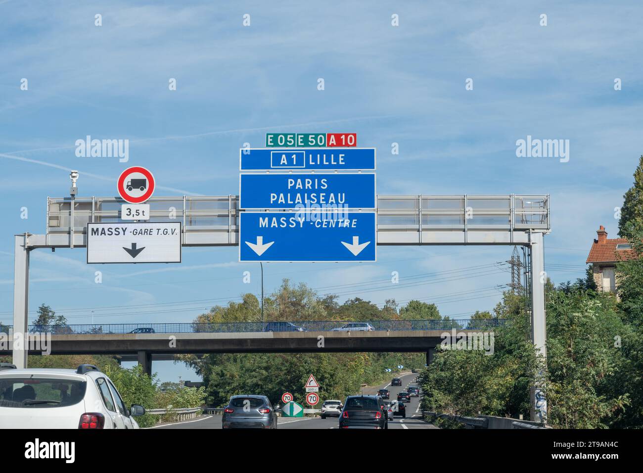 Highway road signs Paris, driving in heavy traffic on ring road of ...