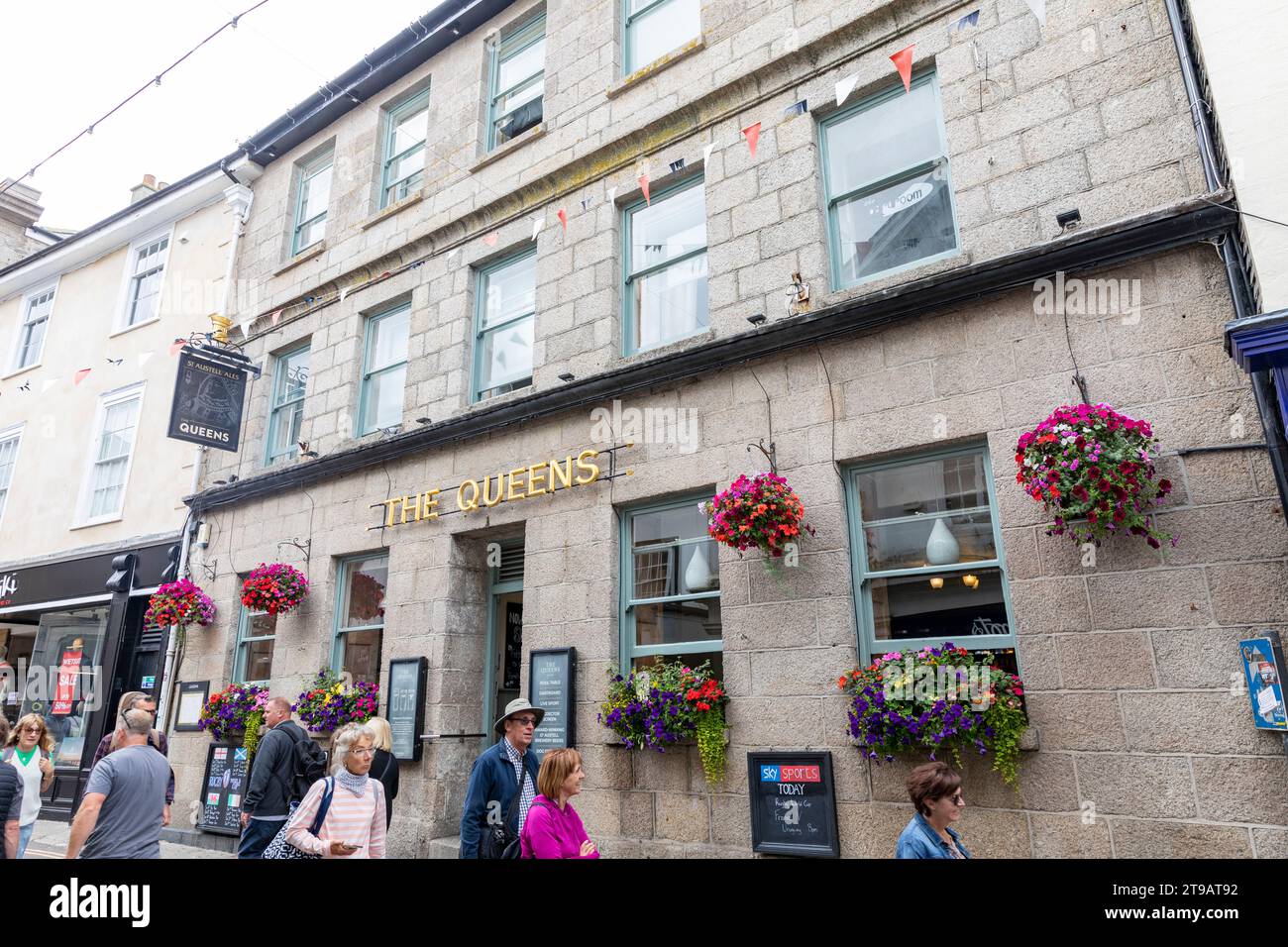 St Ives town centre, The Queens English pub with hanging baskets ...
