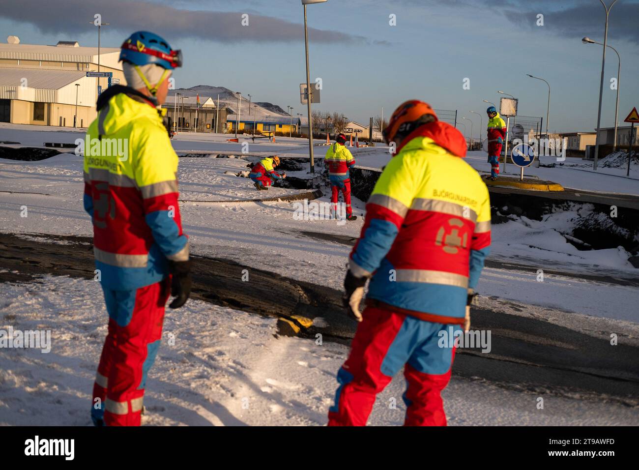 Grindavik, Iceland. 23rd Nov, 2023. Members of the emergency services ...