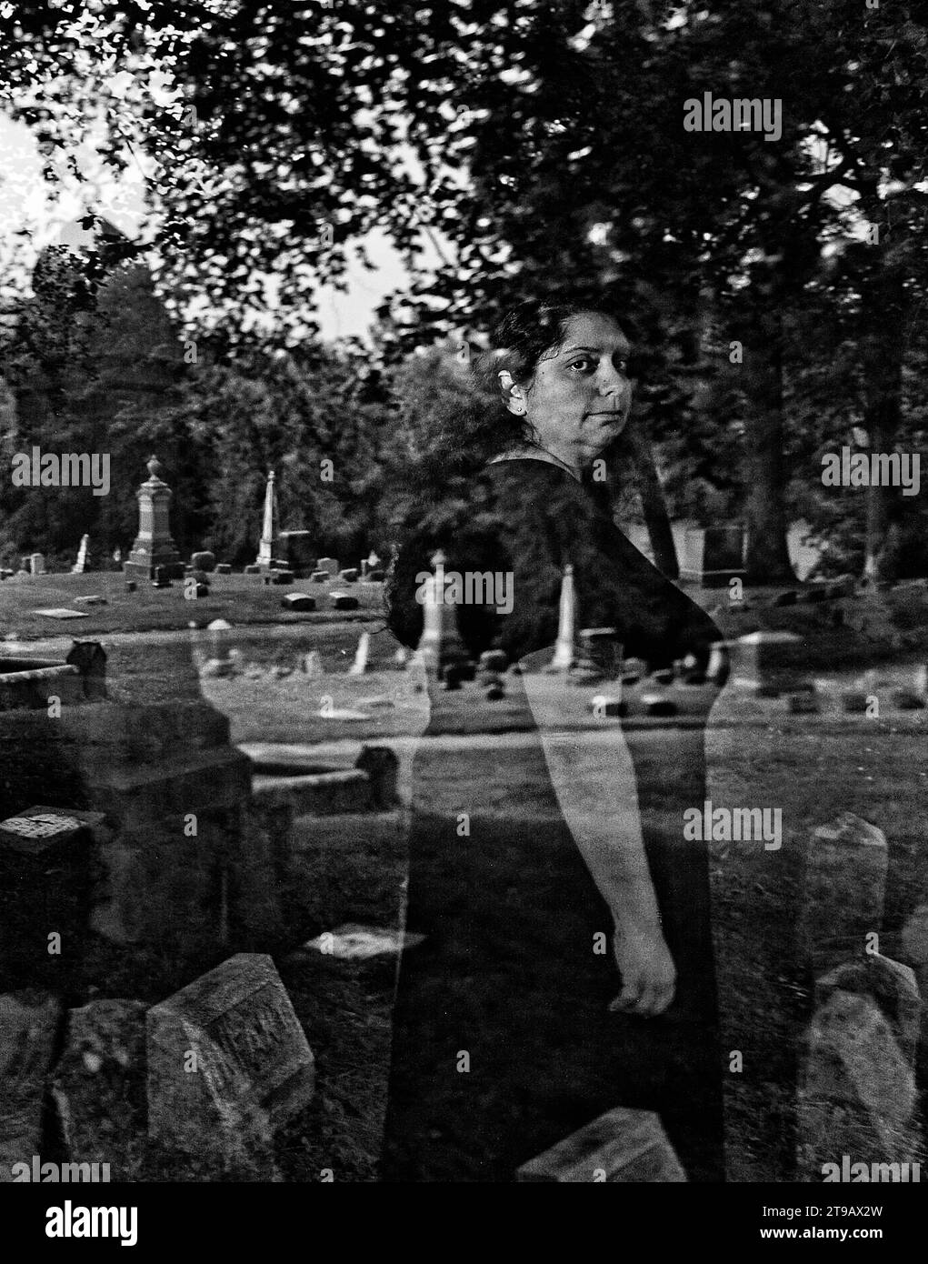 Woman ghost graveyard Black and White Stock Photos & Images - Alamy