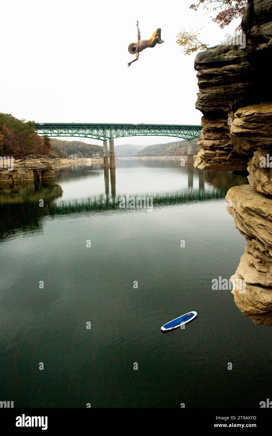 Vertical cliff diving hi-res stock photography and images - Alamy
