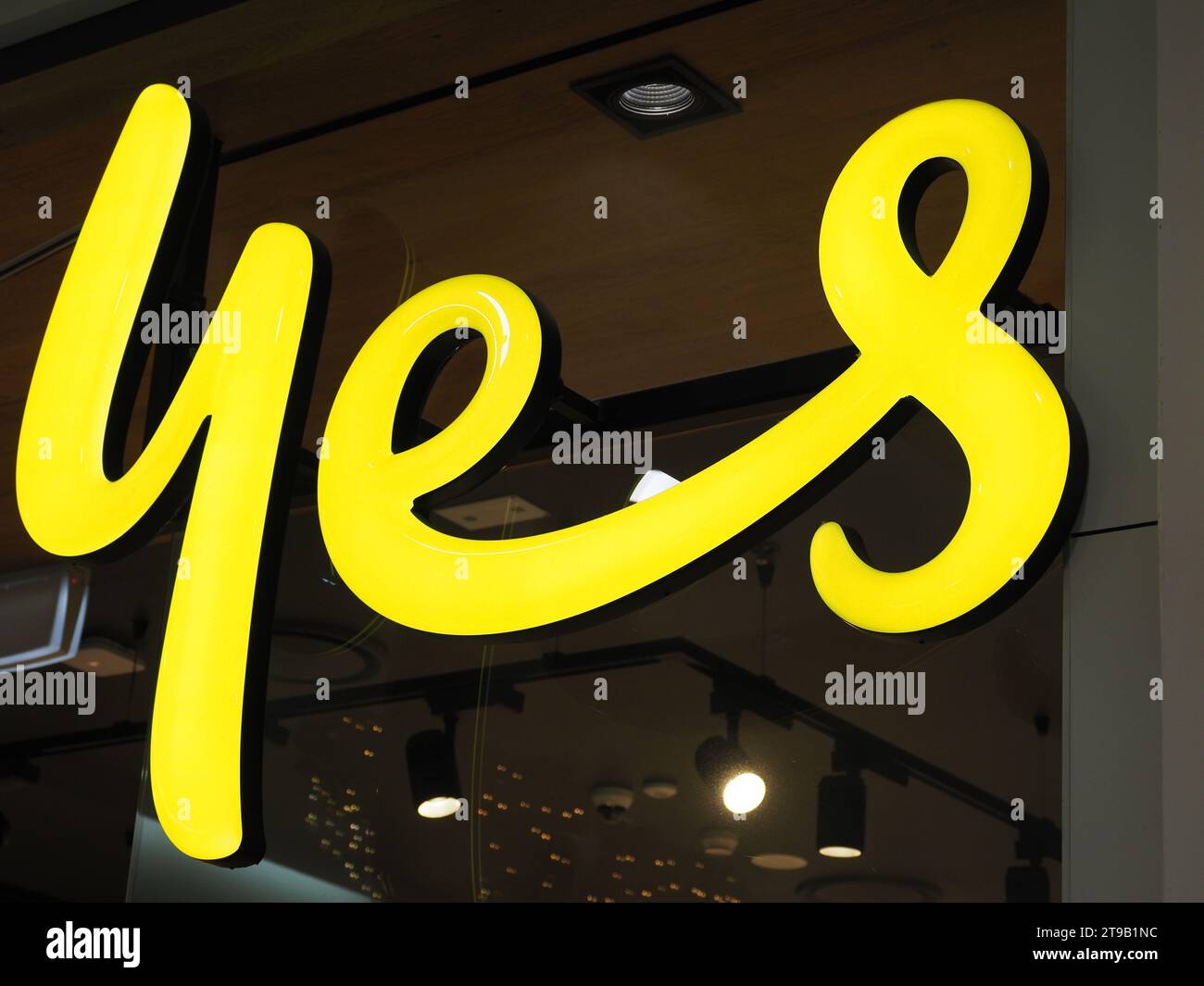 Australia, Canberra, 16 November 2023. Optus Yes shop sign Stock Photo ...