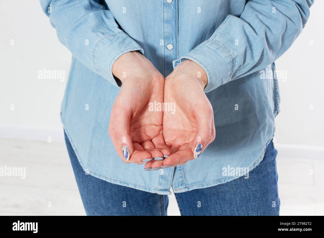 Hands holding something up hi-res stock photography and images - Alamy