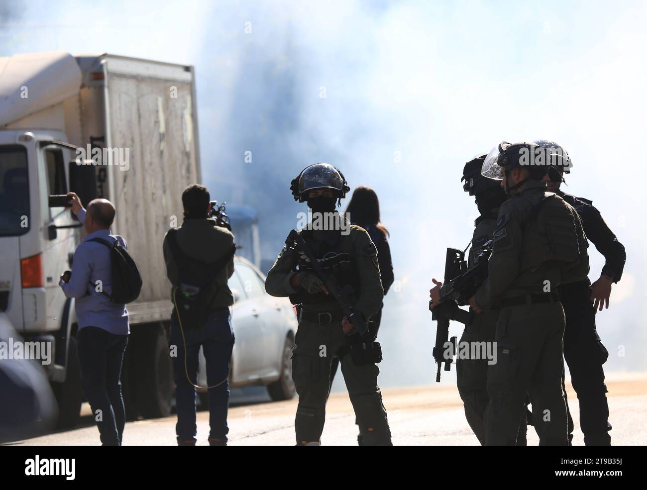 PALESTINIAN-ISRAEL-CONFLICT Members of Israeli security forces launch ...