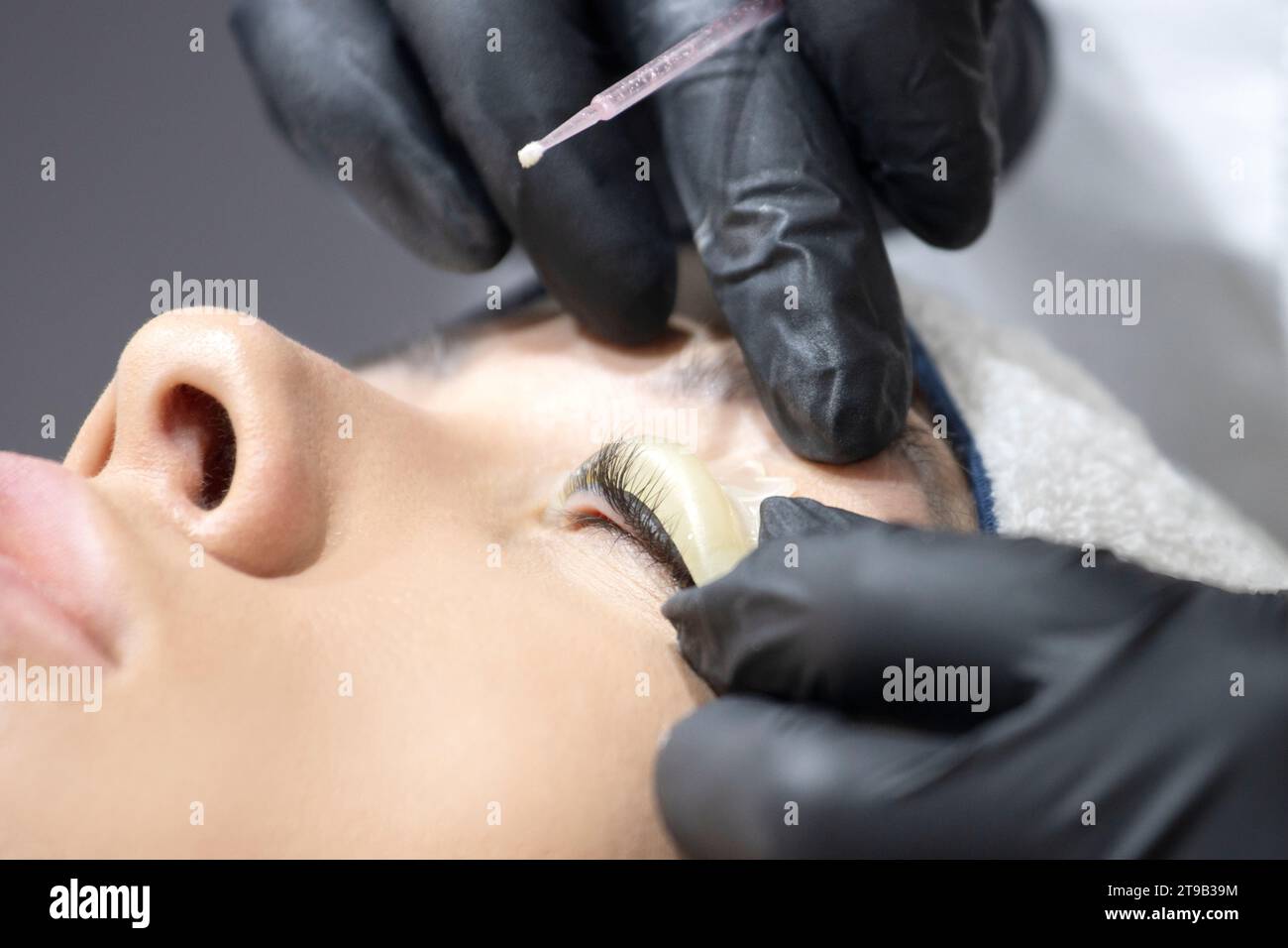 eyelash extensions, hair vibrating process Stock Photo - Alamy