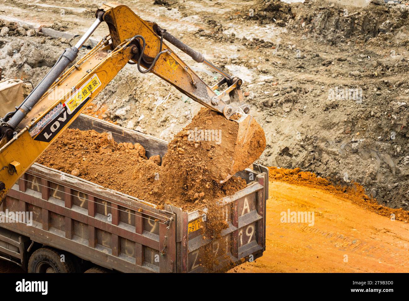 Construction site loading techniques hi-res stock photography and ...