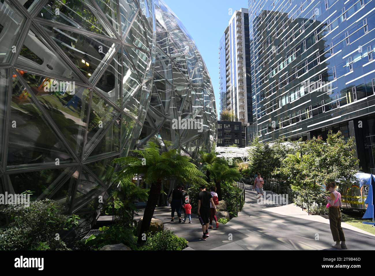 Amazon logo office building hi-res stock photography and images - Alamy