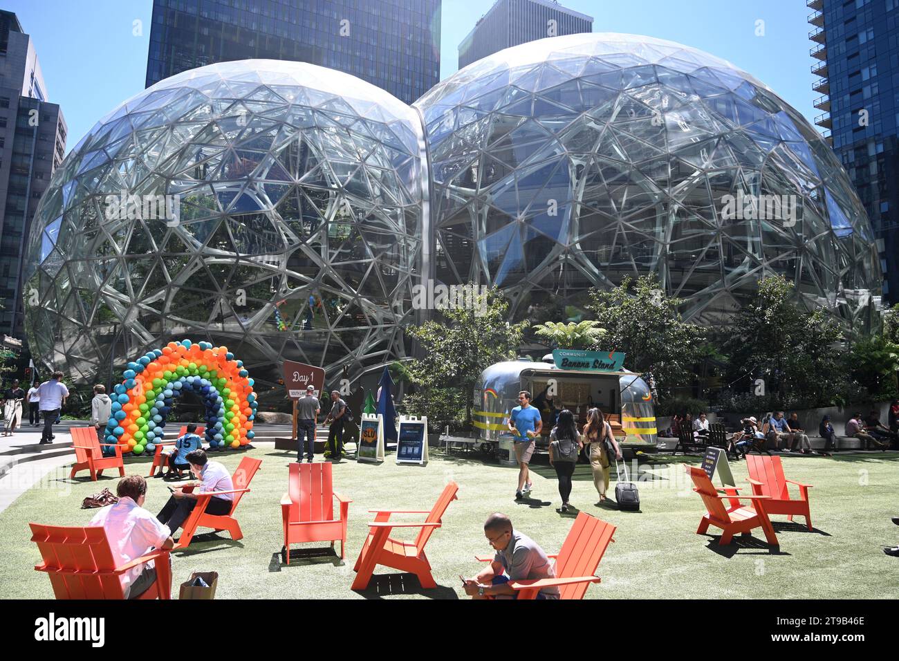 Amazon logo office building hi-res stock photography and images - Alamy