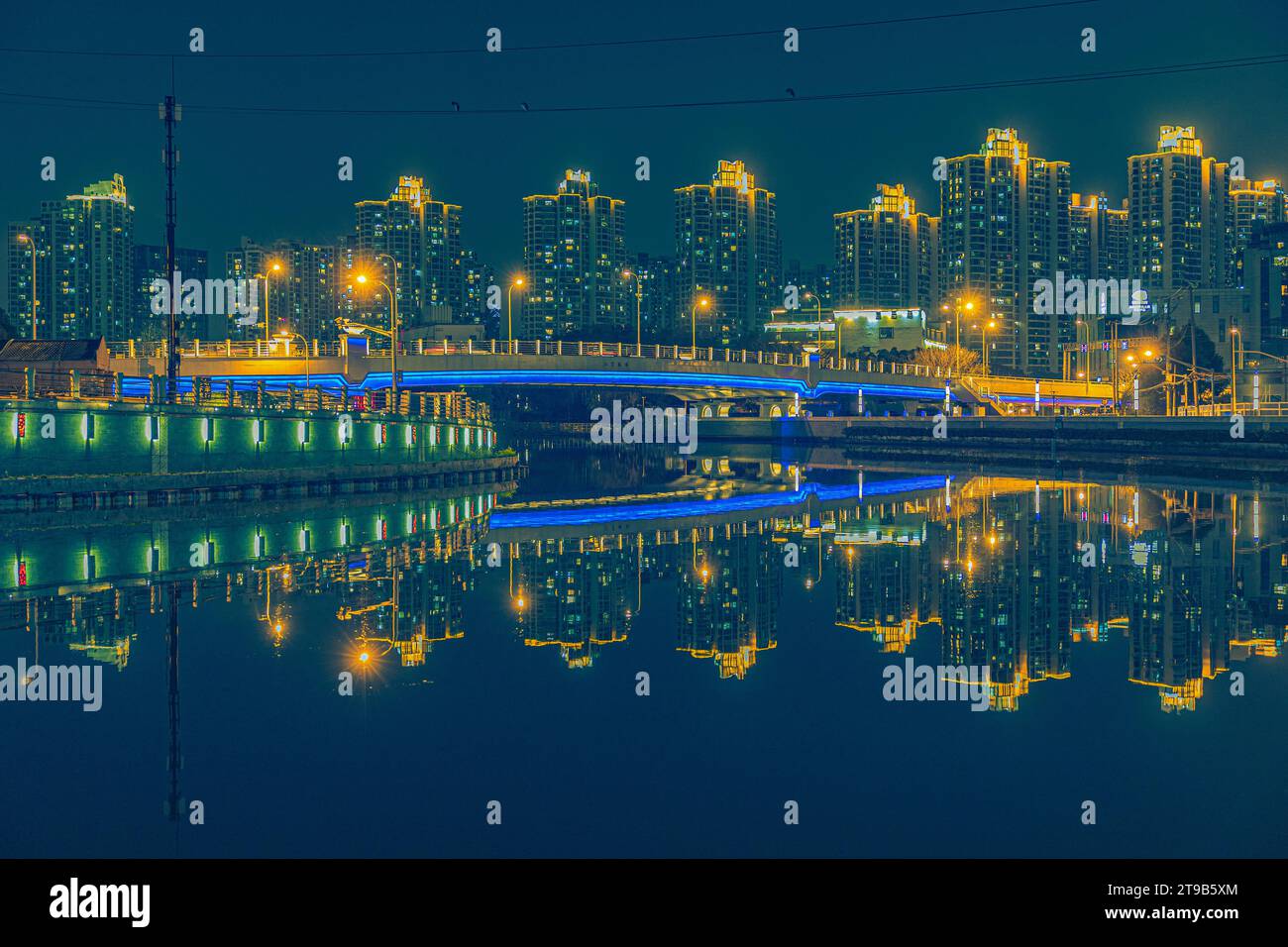 River bank night urban hi-res stock photography and images - Alamy
