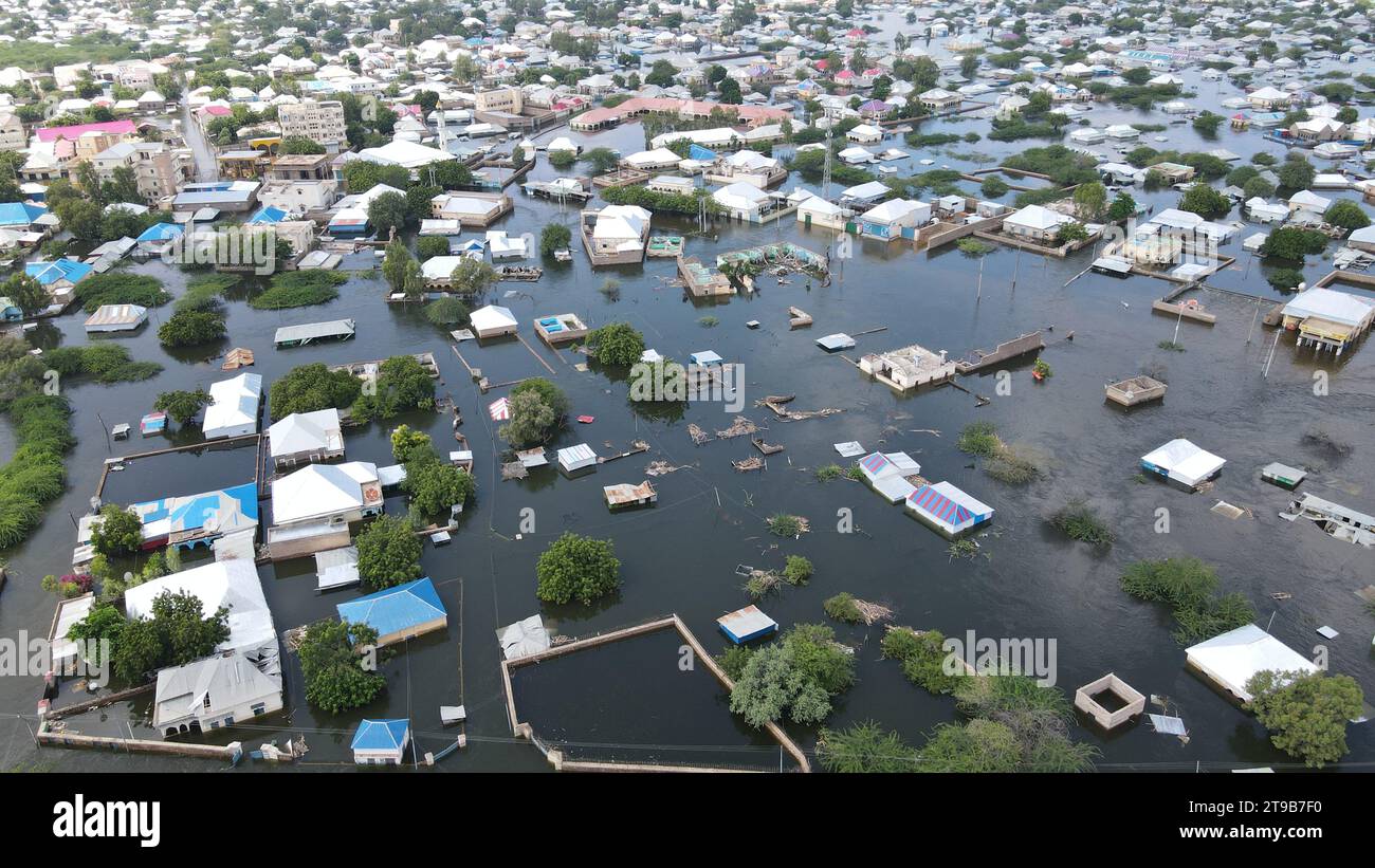 (231124) -- BELEDWEYNE, Nov. 24, 2023 (Xinhua) -- This aerial photo ...