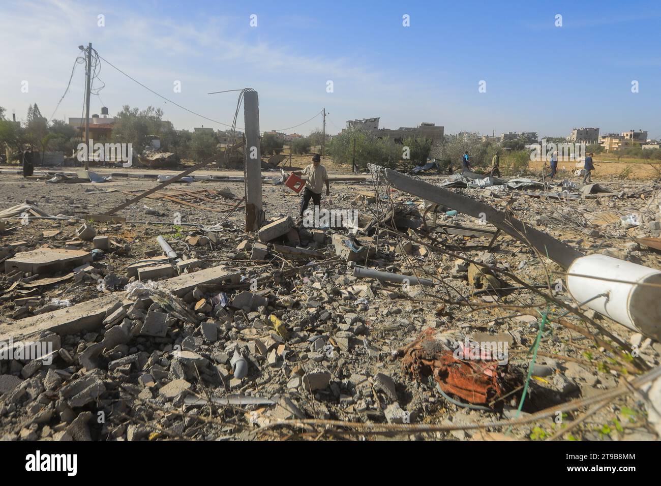 Khan Yunis, Palestinian Territories. 24th Nov, 2023. Palestinians ...