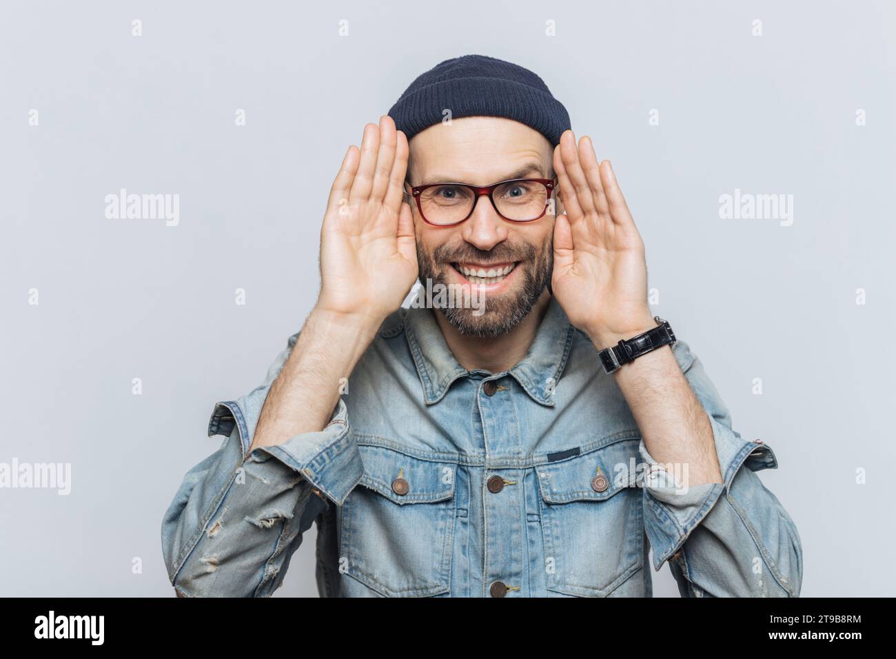 Cupping hand hi-res stock photography and images - Alamy