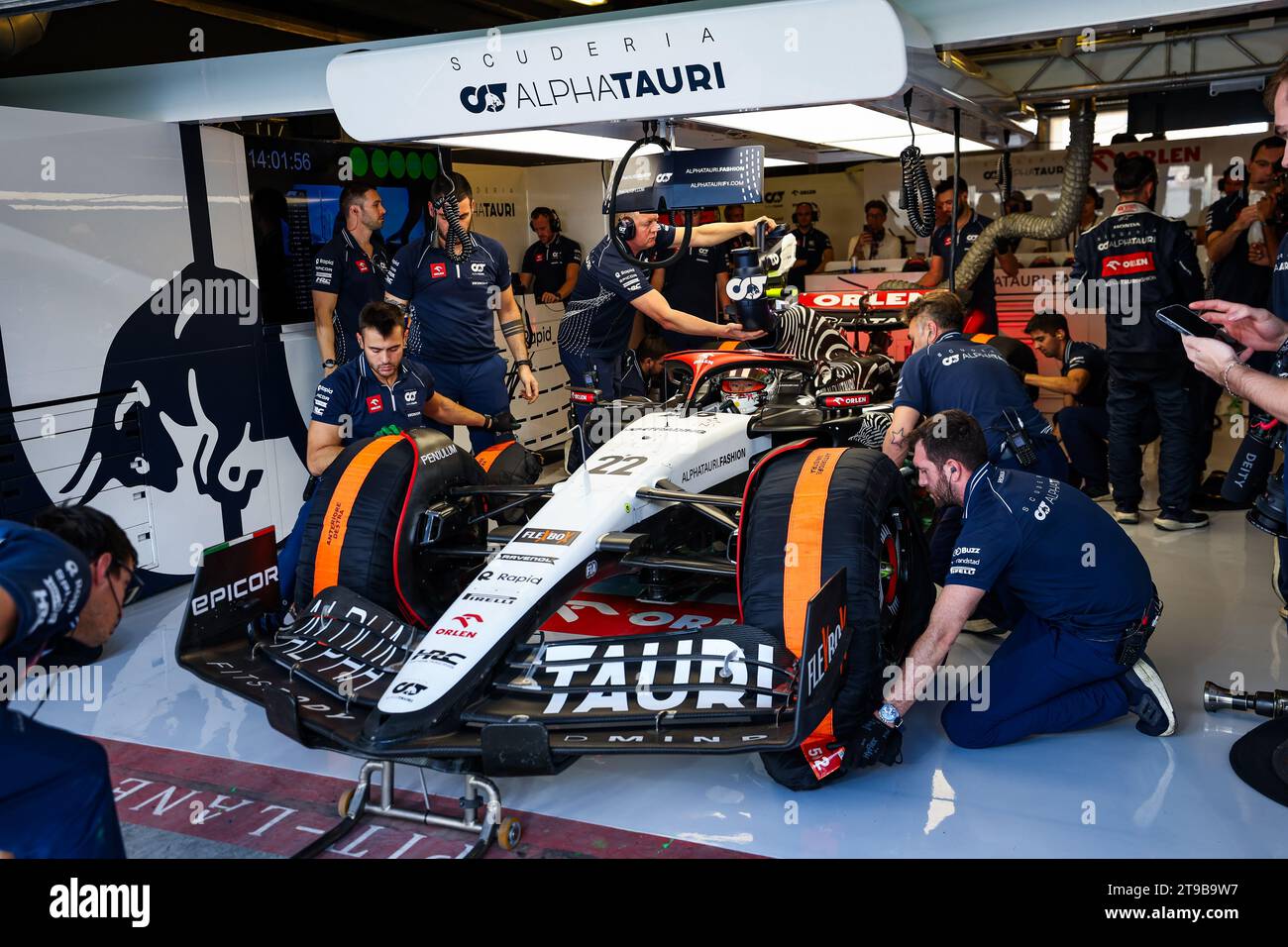 22 TSUNODA Yuki (jap), Scuderia AlphaTauri AT04, action garage, box ...