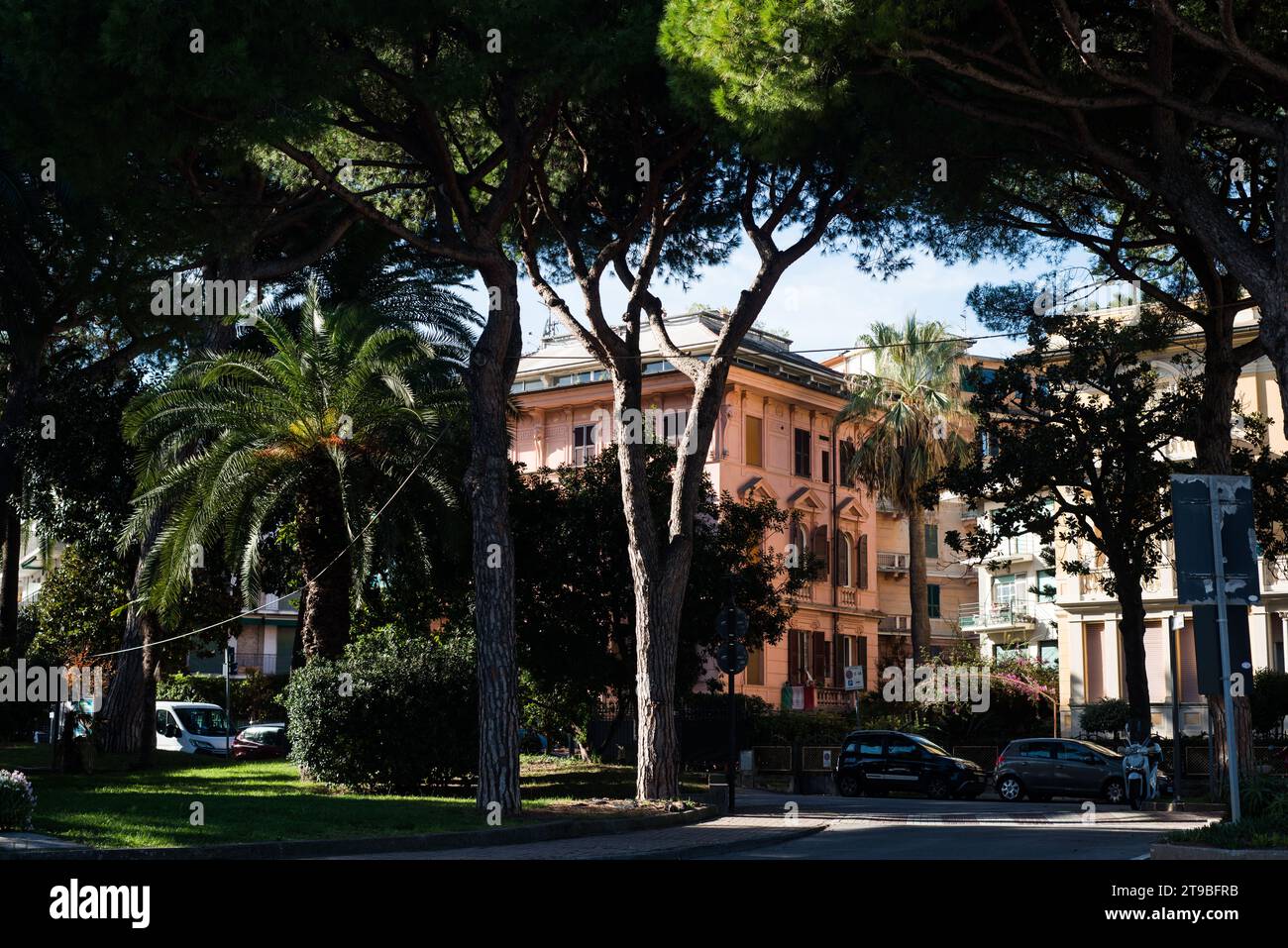 Casa antica sul lungomare, Rapallo, Liguria, Italia Stock Photo - Alamy