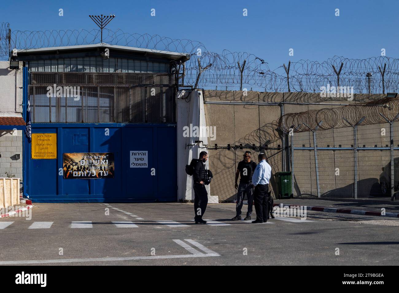 24 November 2023, Israel, Ramallah/Beituniya: Israeli security officers ...