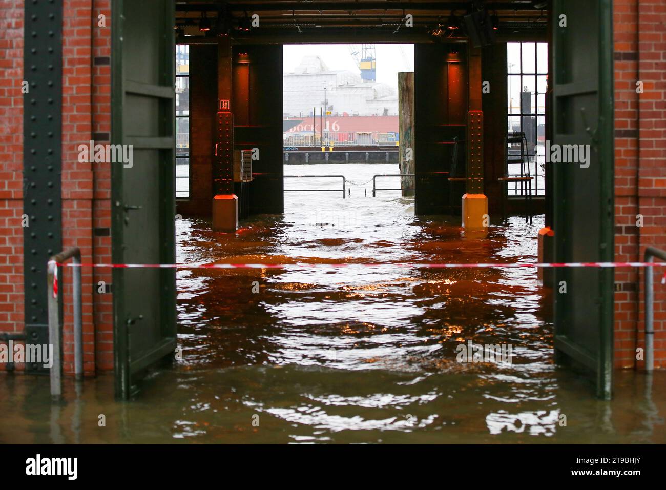 Hamburg, Germany. 24th Nov, 2023. The water of the Elbe stands in the ...