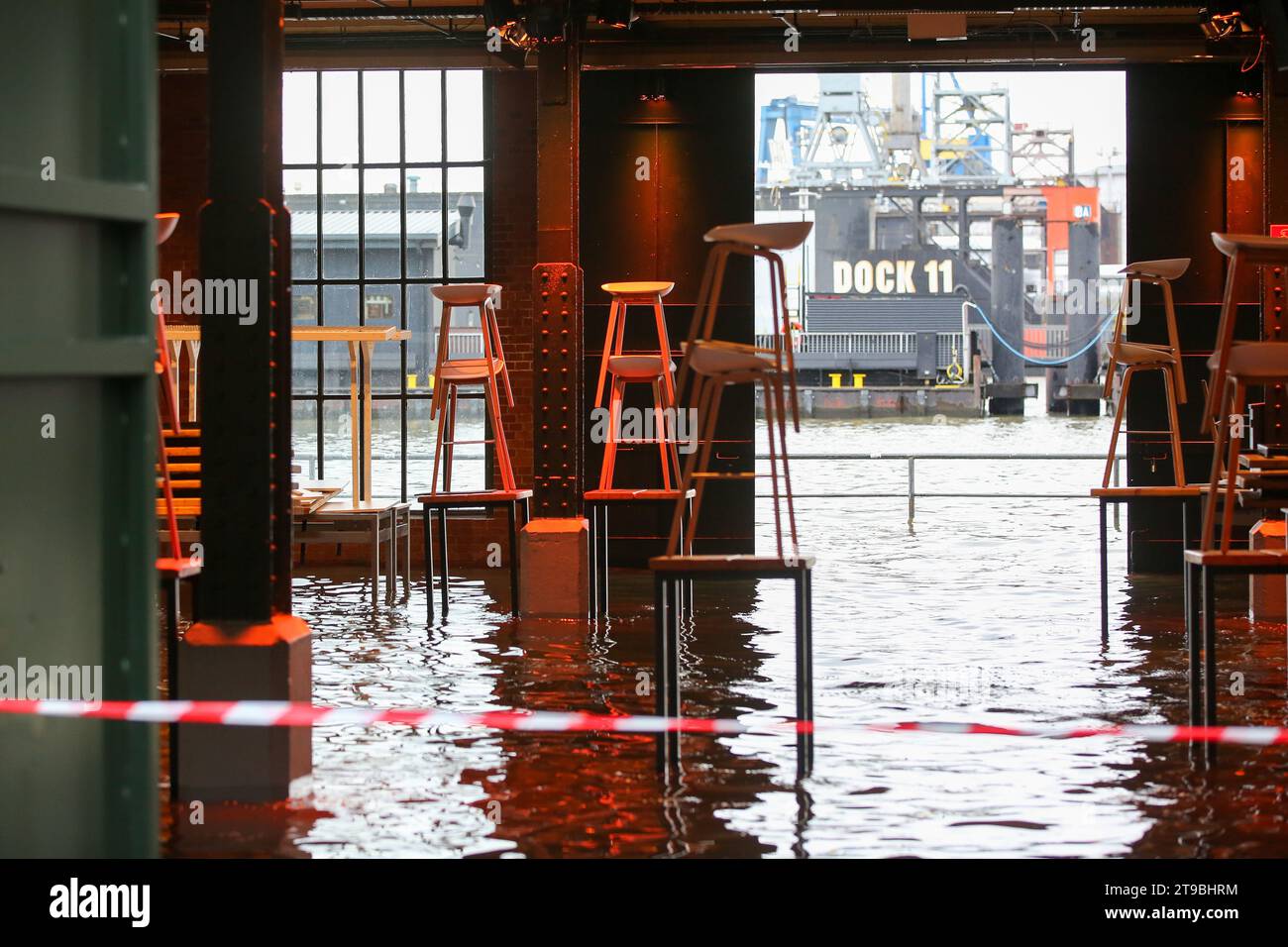 Hamburg, Germany. 24th Nov, 2023. The water of the Elbe stands in the ...