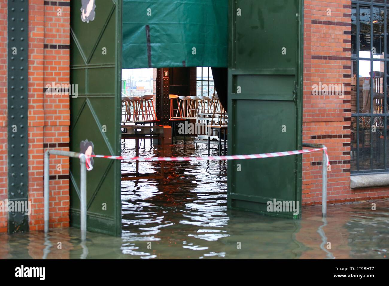 Hamburg, Germany. 24th Nov, 2023. The water of the Elbe stands in the ...