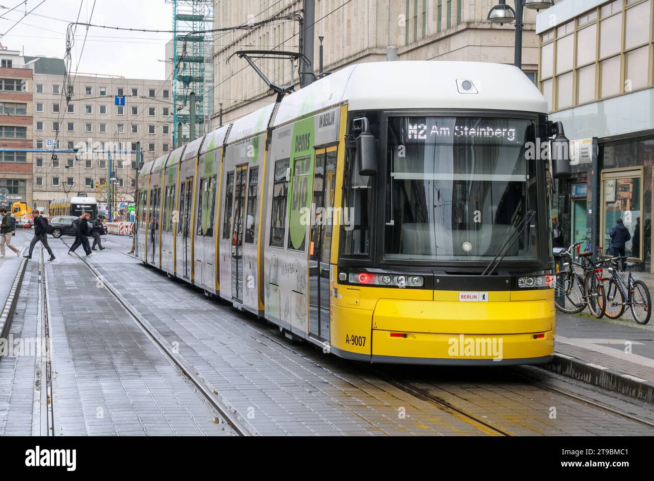 Verkehr am Alexanderplatz - Strassenbahn der BVG, Berliner ...