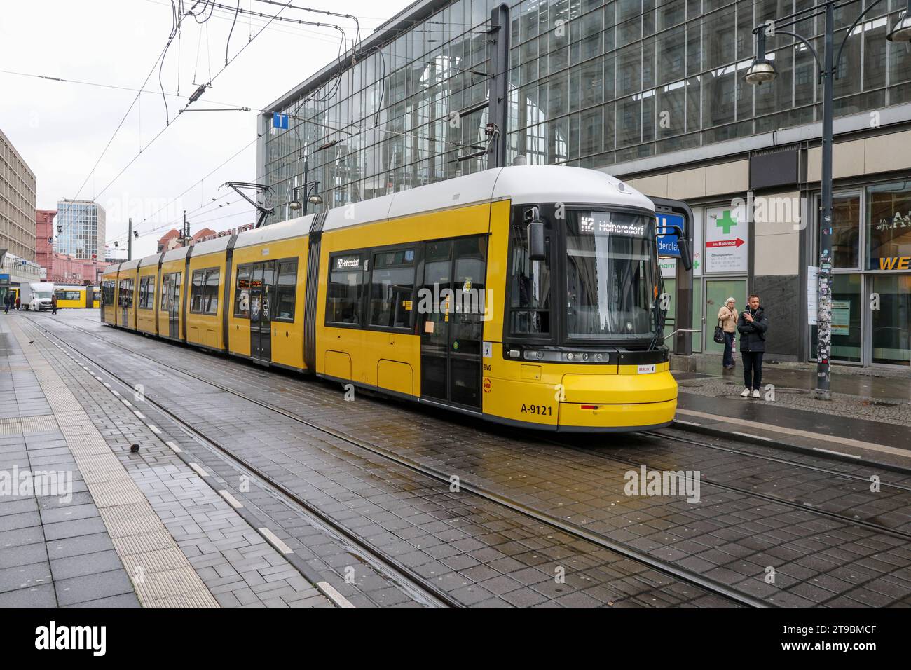 Verkehr am Alexanderplatz - Strassenbahn der BVG, Berliner Verkehrsbetriebe, Linie M2 ...