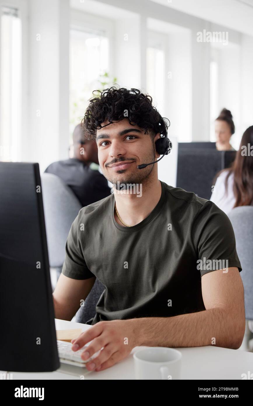 Man in headset from customer hi-res stock photography and images - Alamy