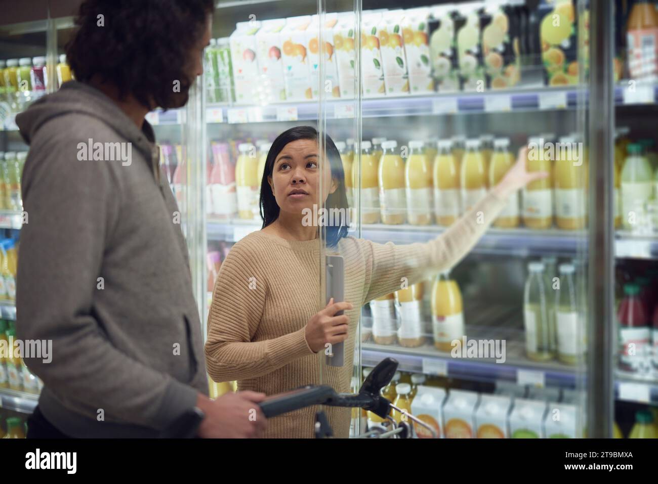 Supermarket out reach hi-res stock photography and images - Alamy