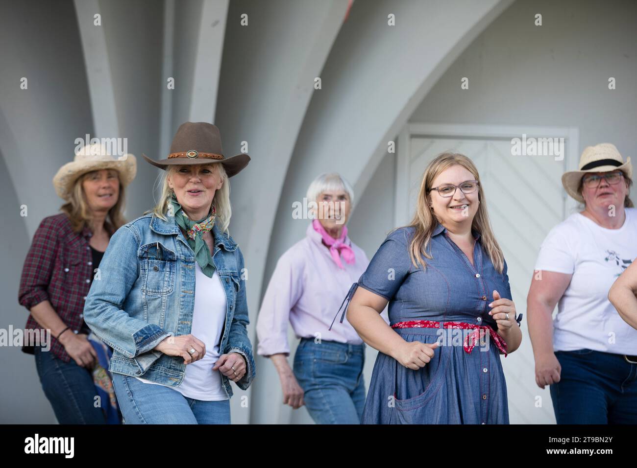Five dancing women hi-res stock photography and images - Alamy
