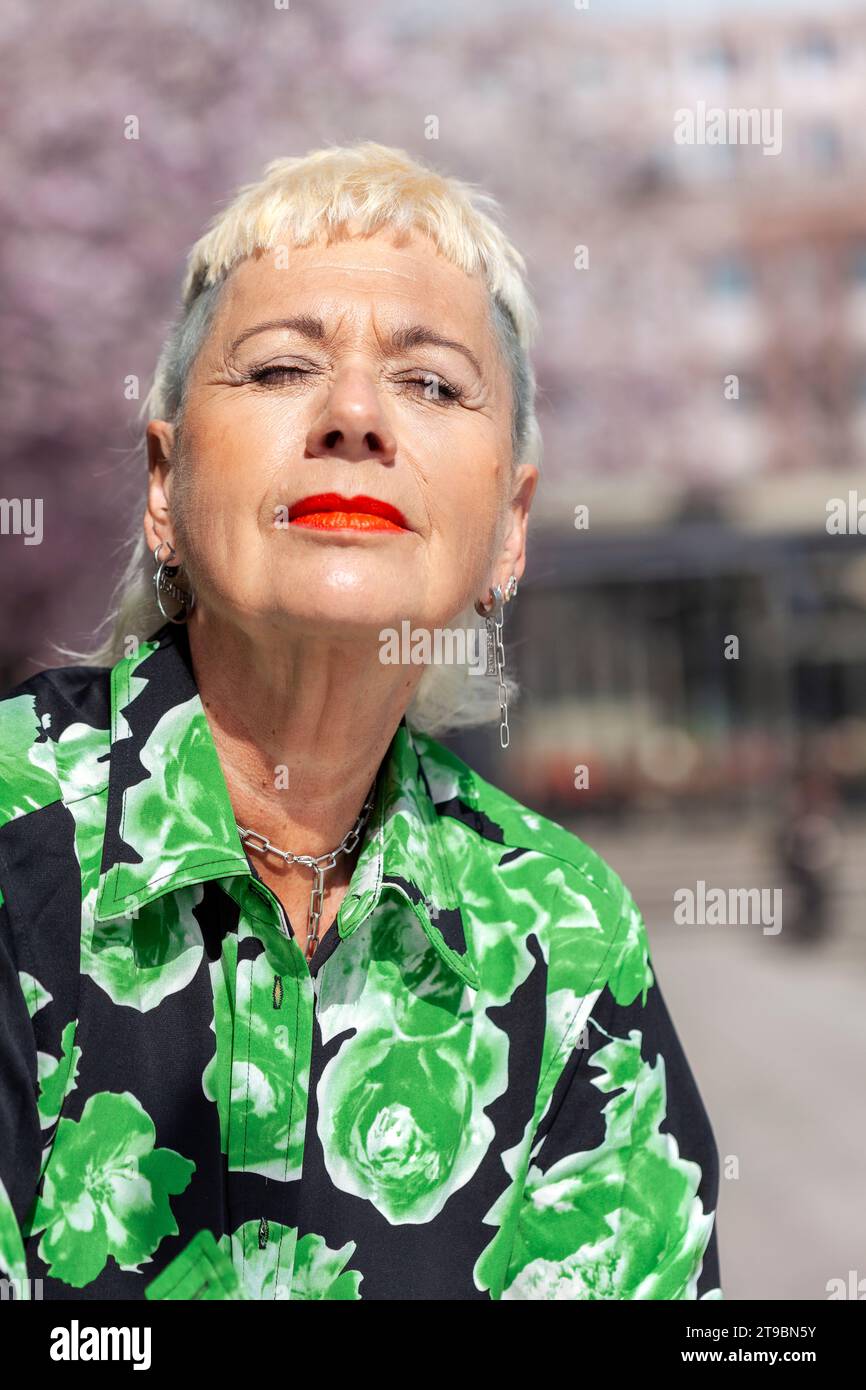Stylish mature woman relaxing outdoors Stock Photo - Alamy Stylish mature woman relaxing outdoors Stock Photo - Alamy