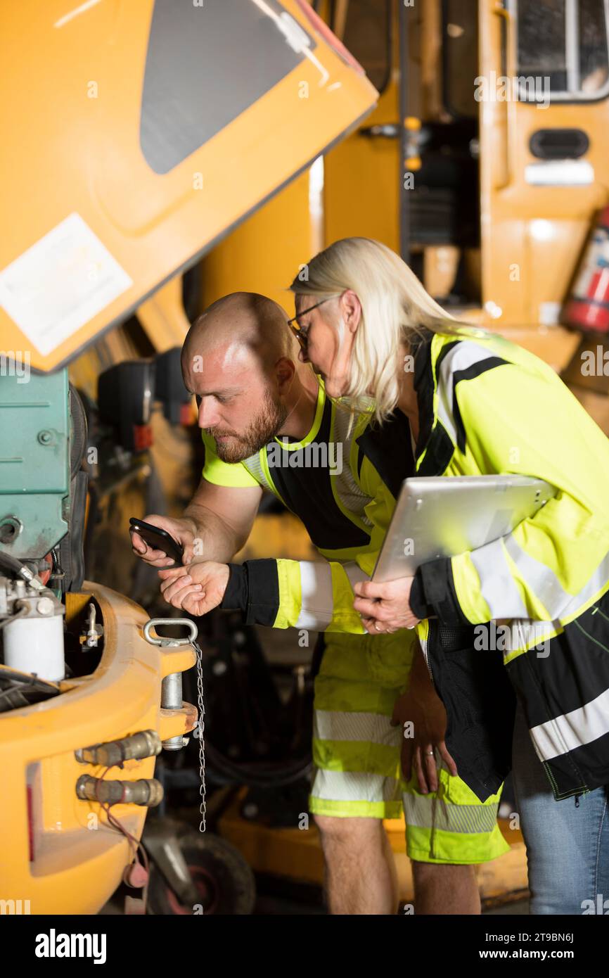 Repairing machines hi-res stock photography and images - Alamy