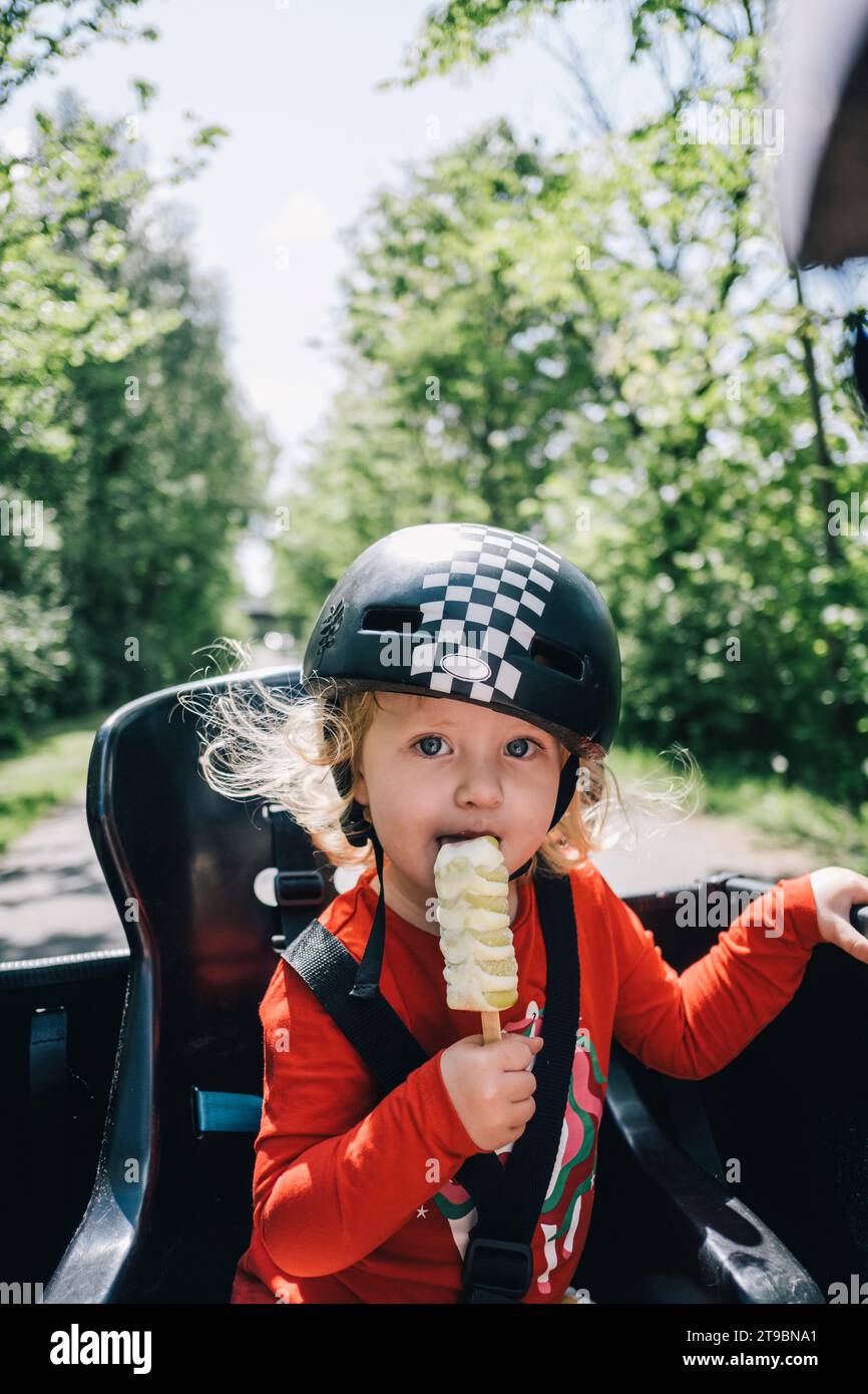 Children eating sweets hi-res stock photography and images - Alamy