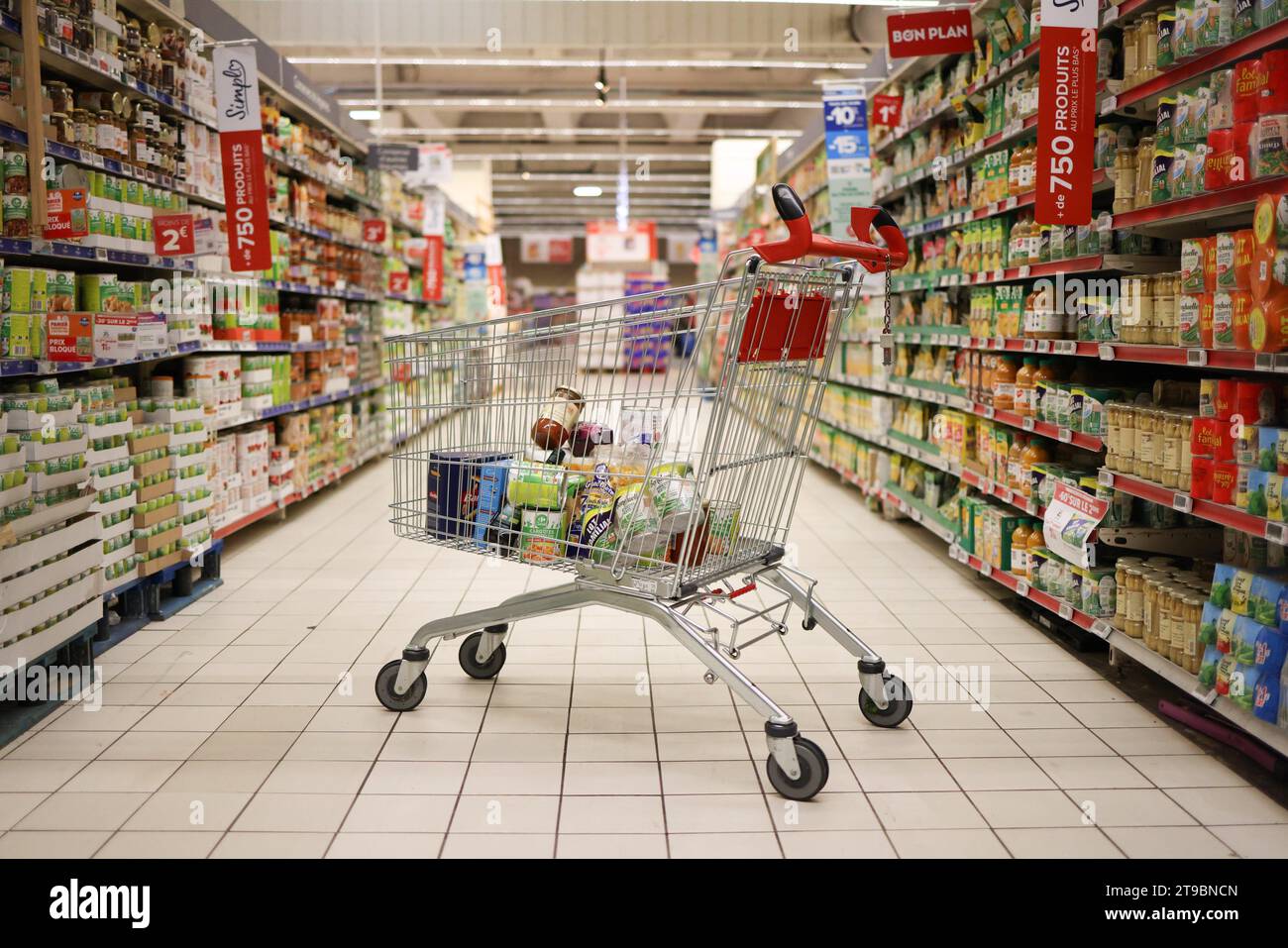 Chariot de courses hi-res stock photography and images - Alamy
