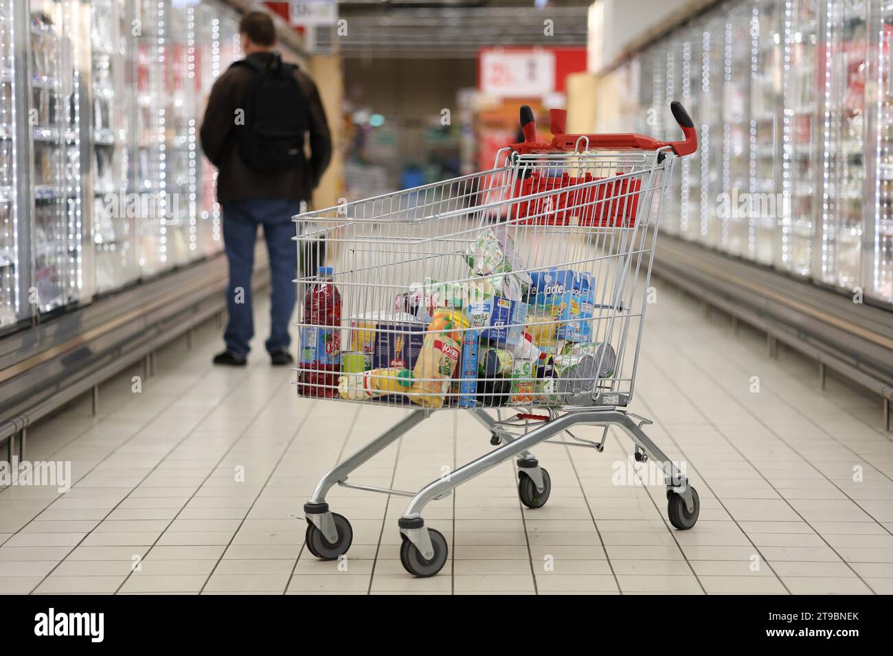 Chariot de courses hi-res stock photography and images - Alamy