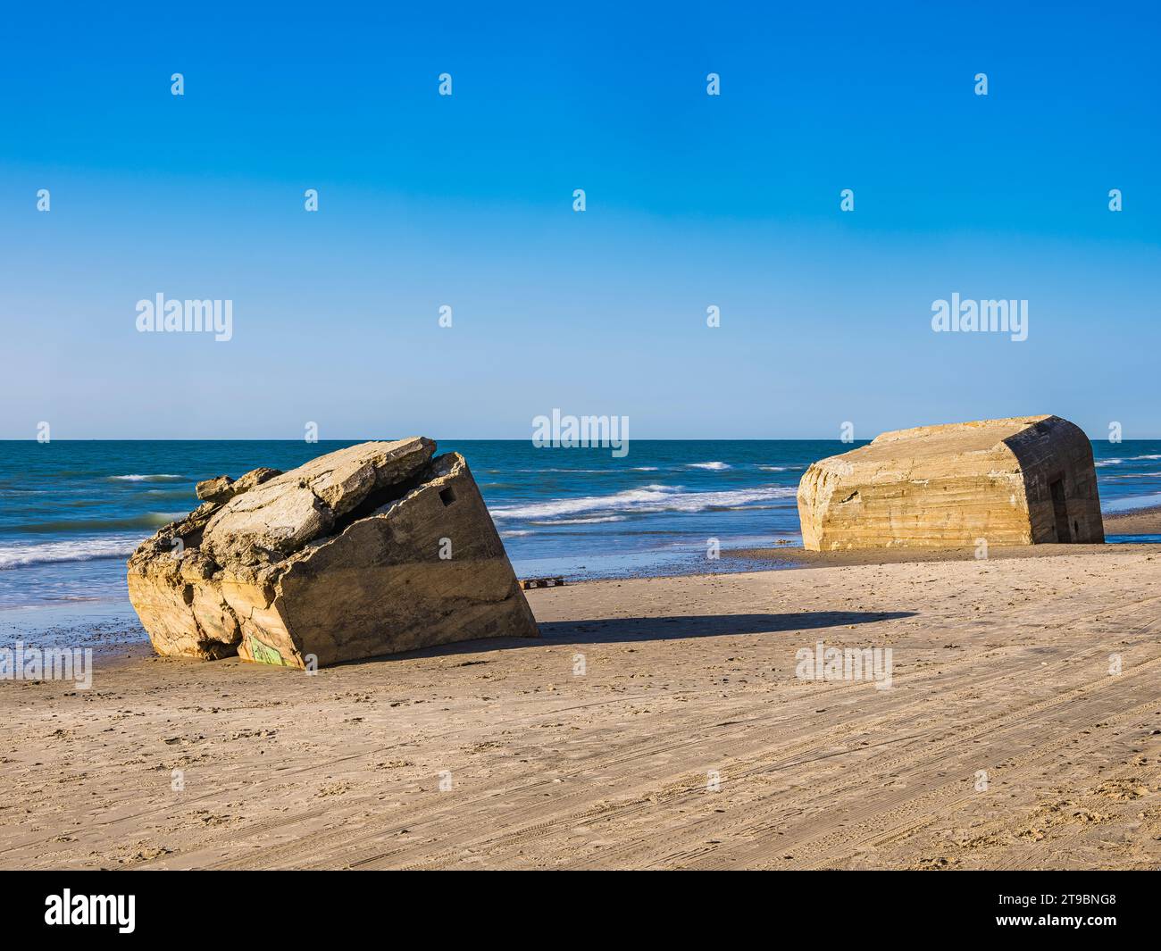 Sunny day on coastal beach hi-res stock photography and images - Alamy