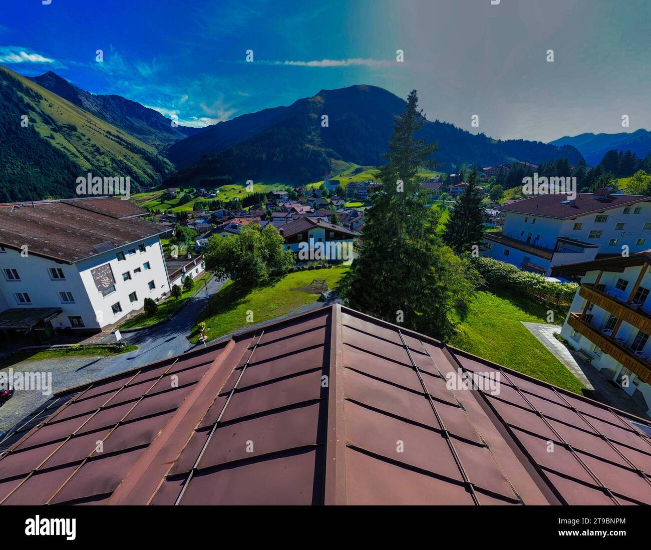 Berwang Berwang, Tirol, Österreich: Blick auf das Dorf und vom Dach des ...
