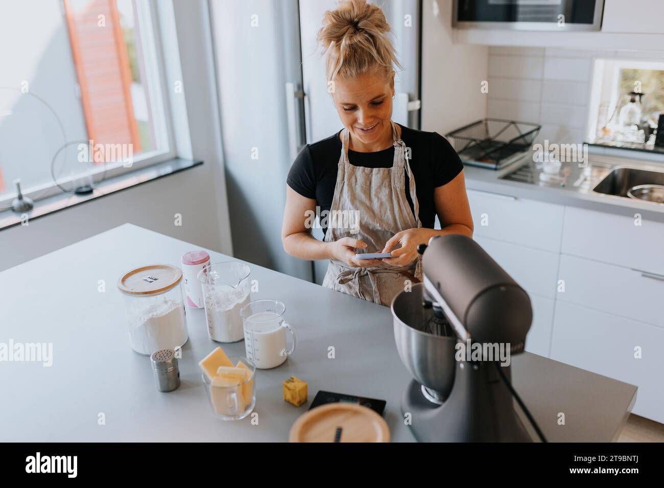 Kitchen woman food processor hi-res stock photography and images - Alamy