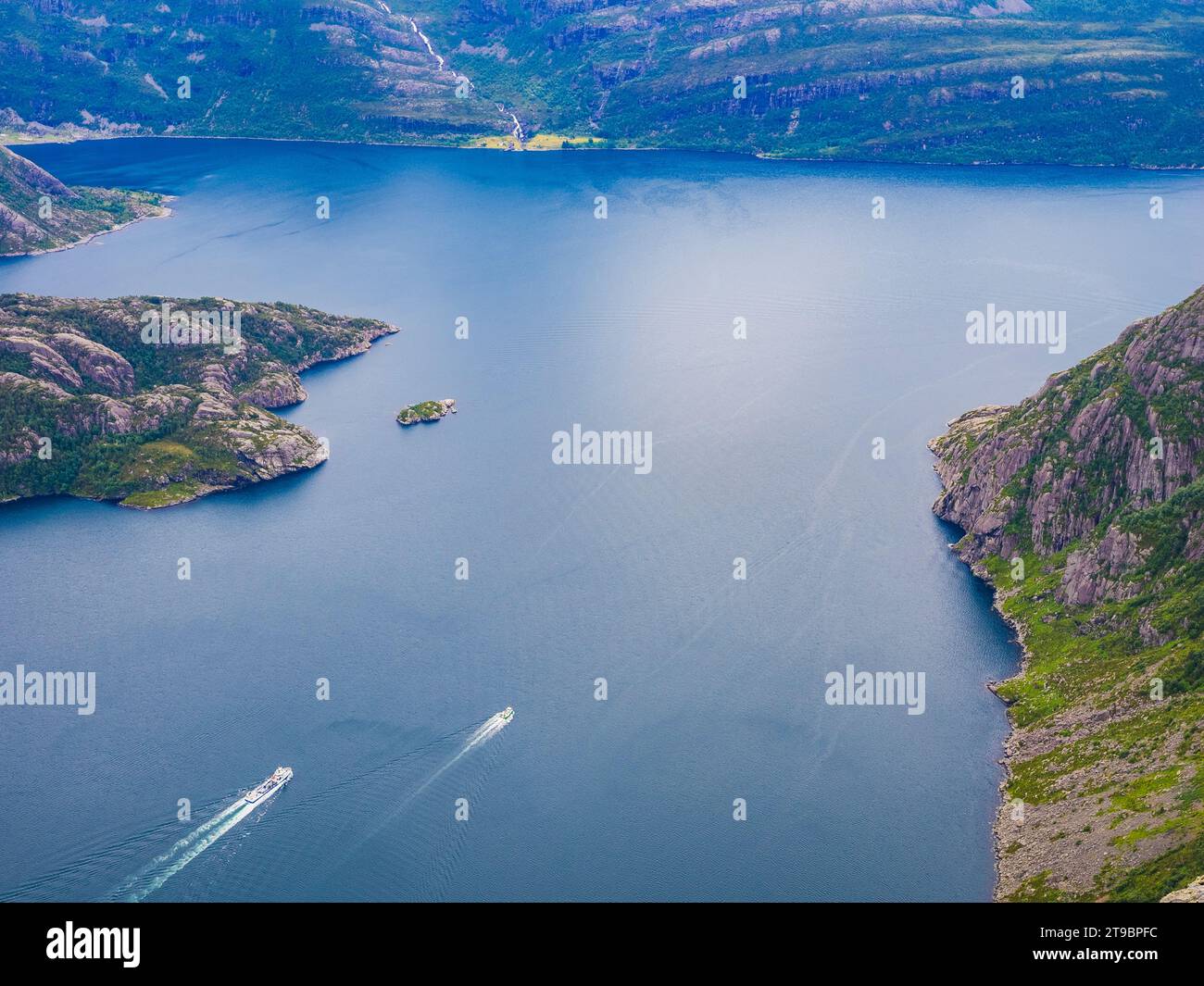 Top angle view boats hi-res stock photography and images - Alamy