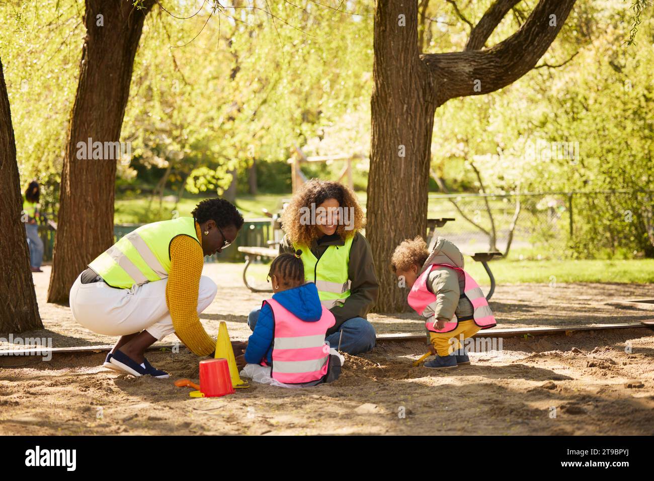 Family volunteer activity hi-res stock photography and images - Alamy