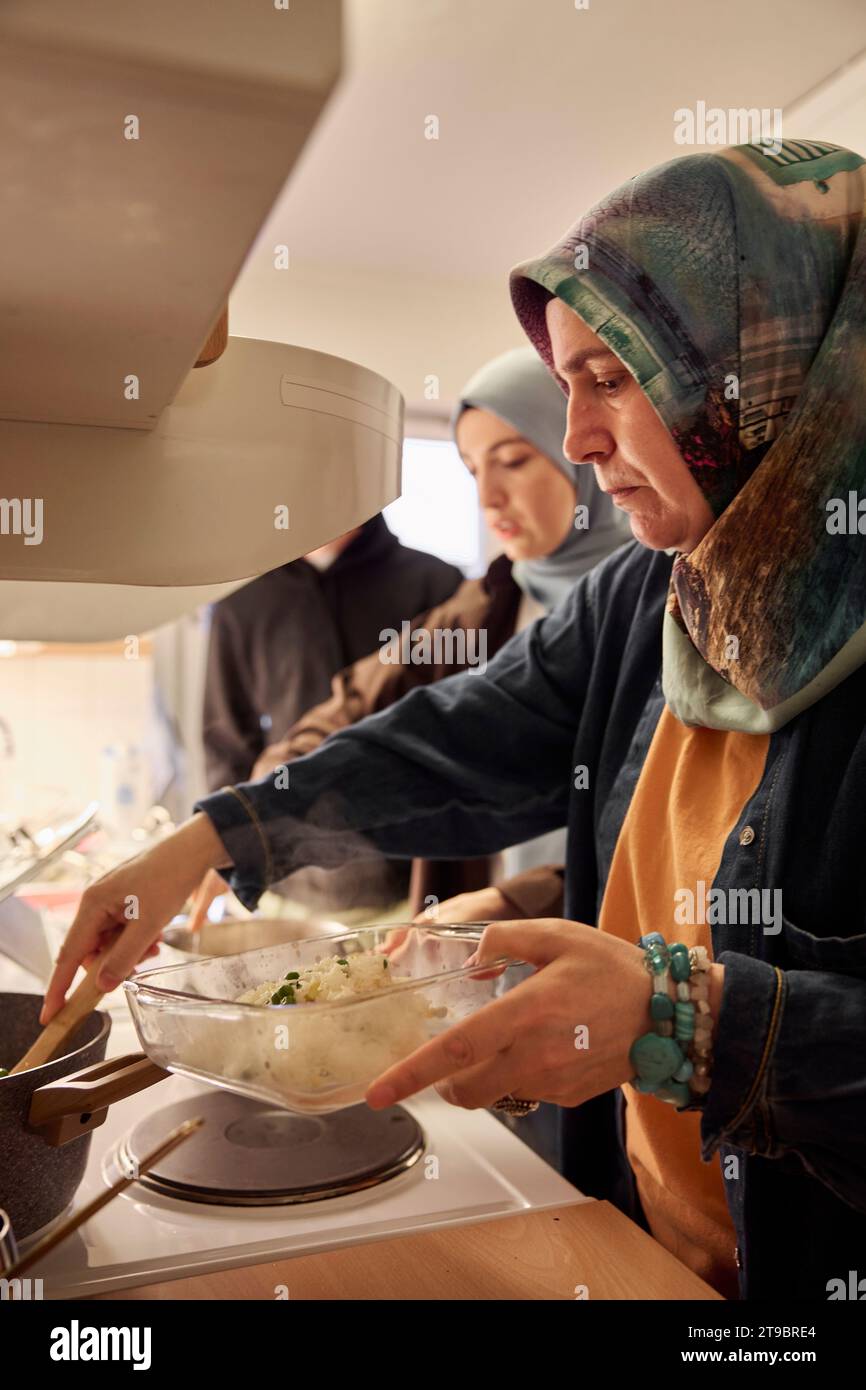 Dinner feast meal kitchen family hi-res stock photography and images ...