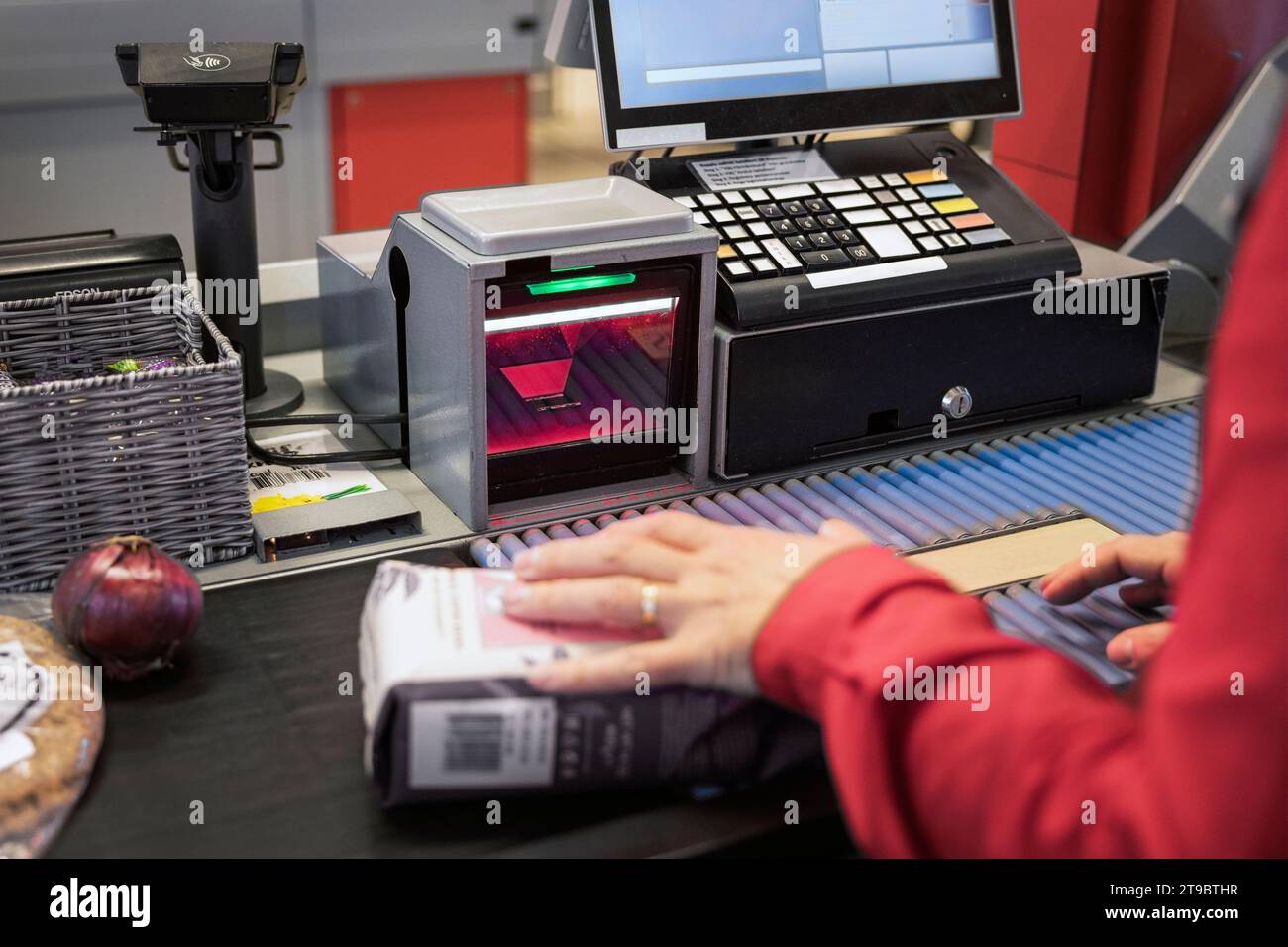 Supermarket cash counter hi-res stock photography and images - Alamy
