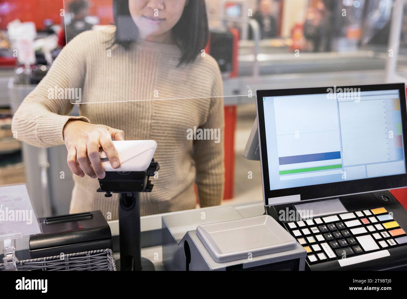 Pay checkout counter supermarket hi-res stock photography and images ...