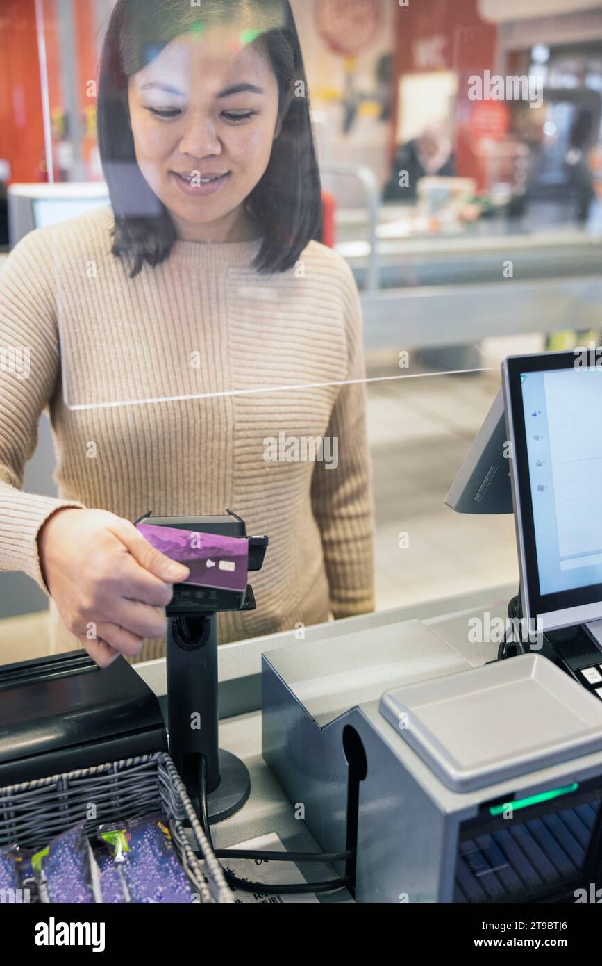 Woman supermarket checkout at home hi-res stock photography and images ...