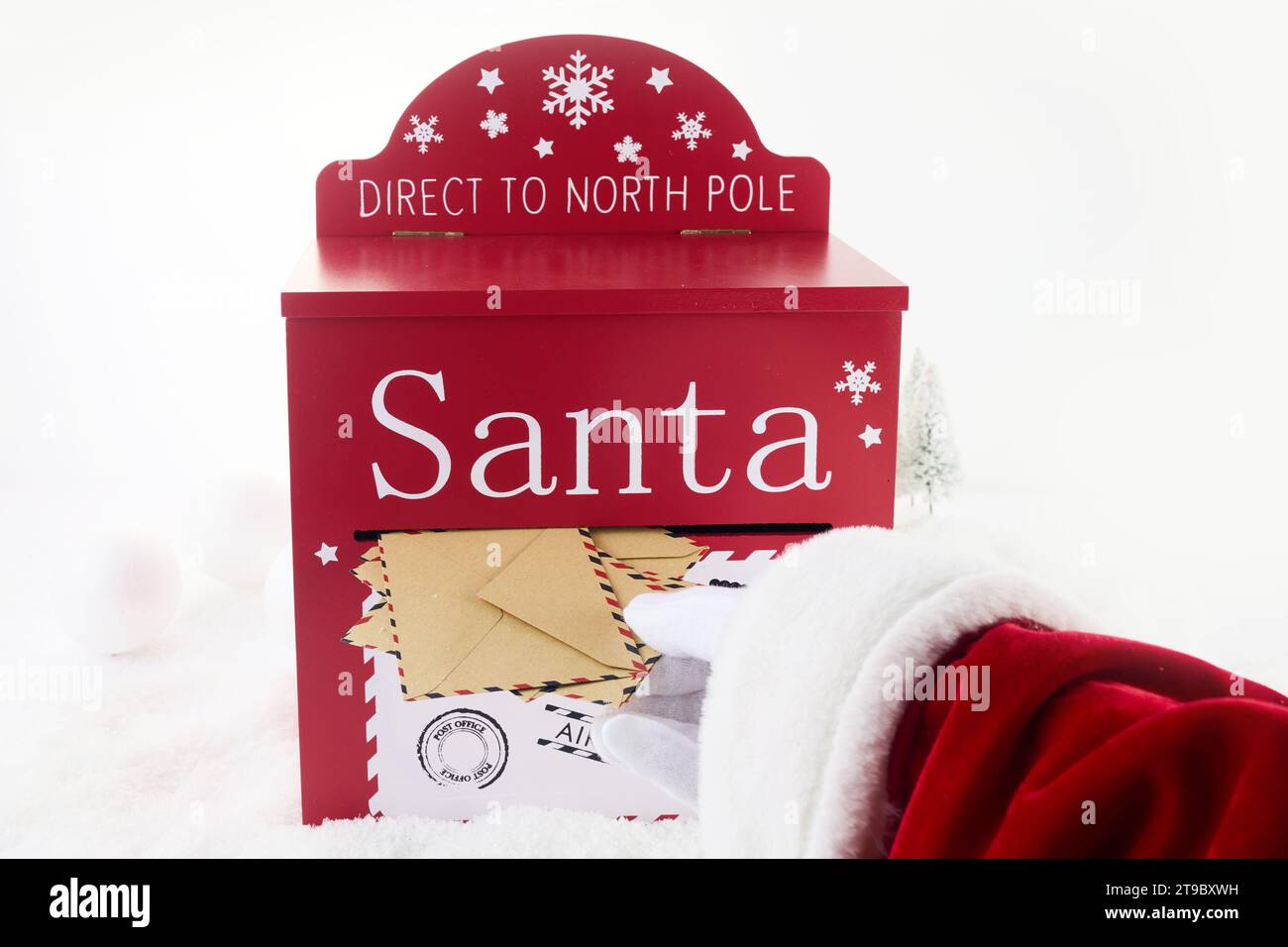 Santa reading letters hi-res stock photography and images - Alamy