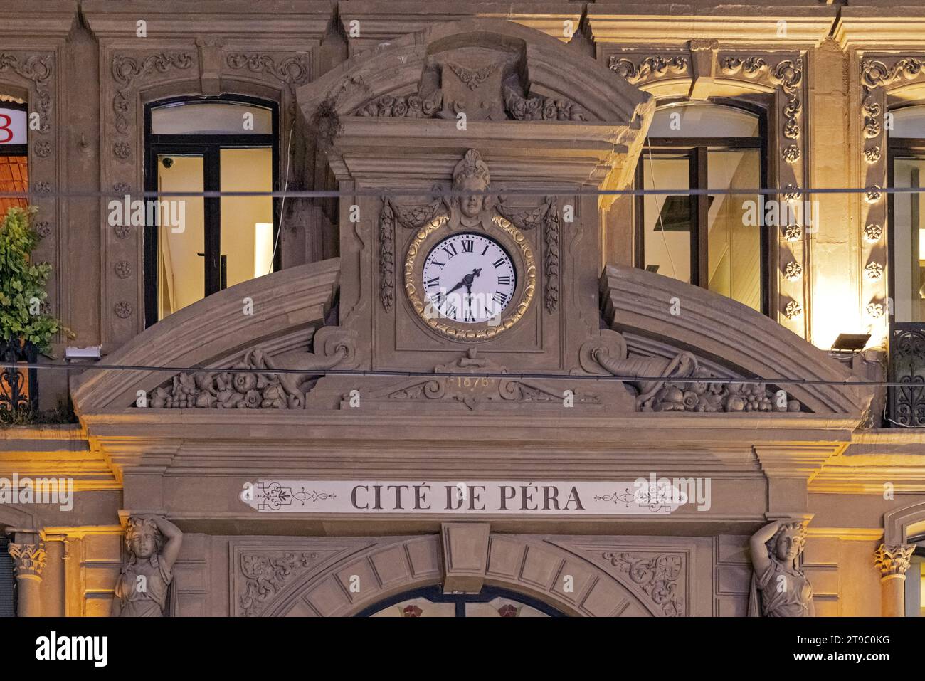 Istanbul, Turkey - October 17, 2023: Public Clock With Sign Cite de ...