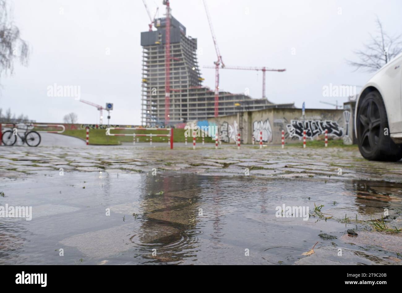 GERMANY, Hamburg, Harbour City, construction site of Elbtower of Signa ...