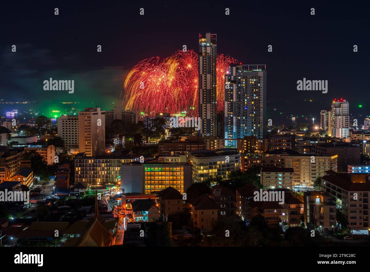Fireworks display in sea pattaya hi-res stock photography and images ...
