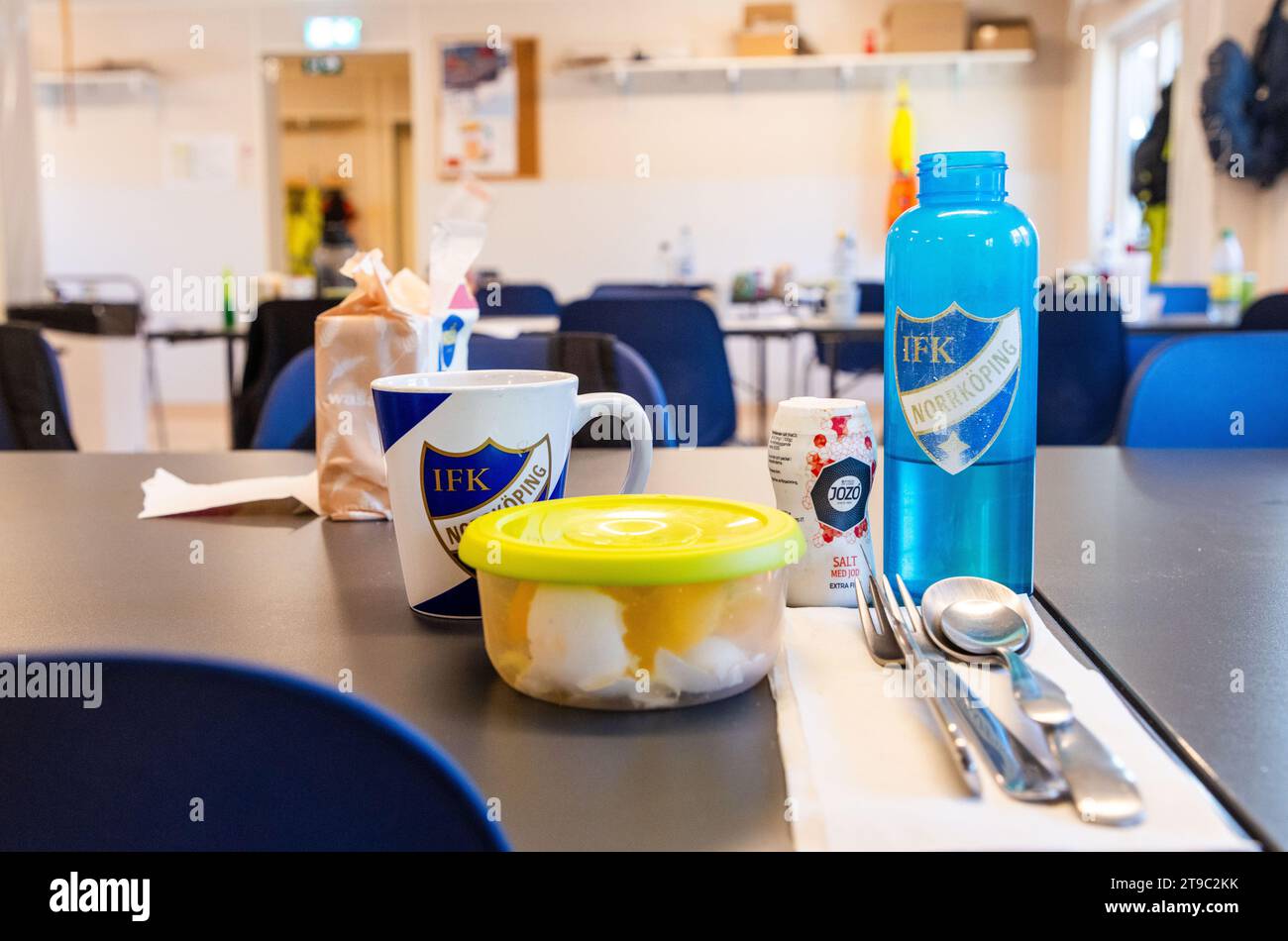 Workers eat lunch construction site hi-res stock photography and images ...