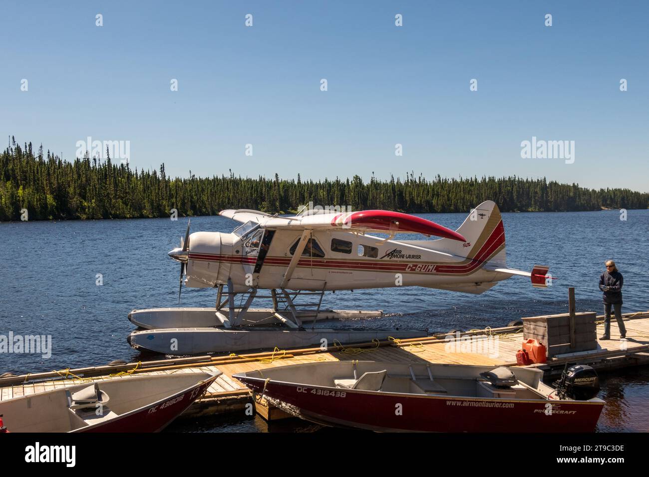 Seaplane docking at the dock. Lac du Mâle, province of Quebec, Canada ...