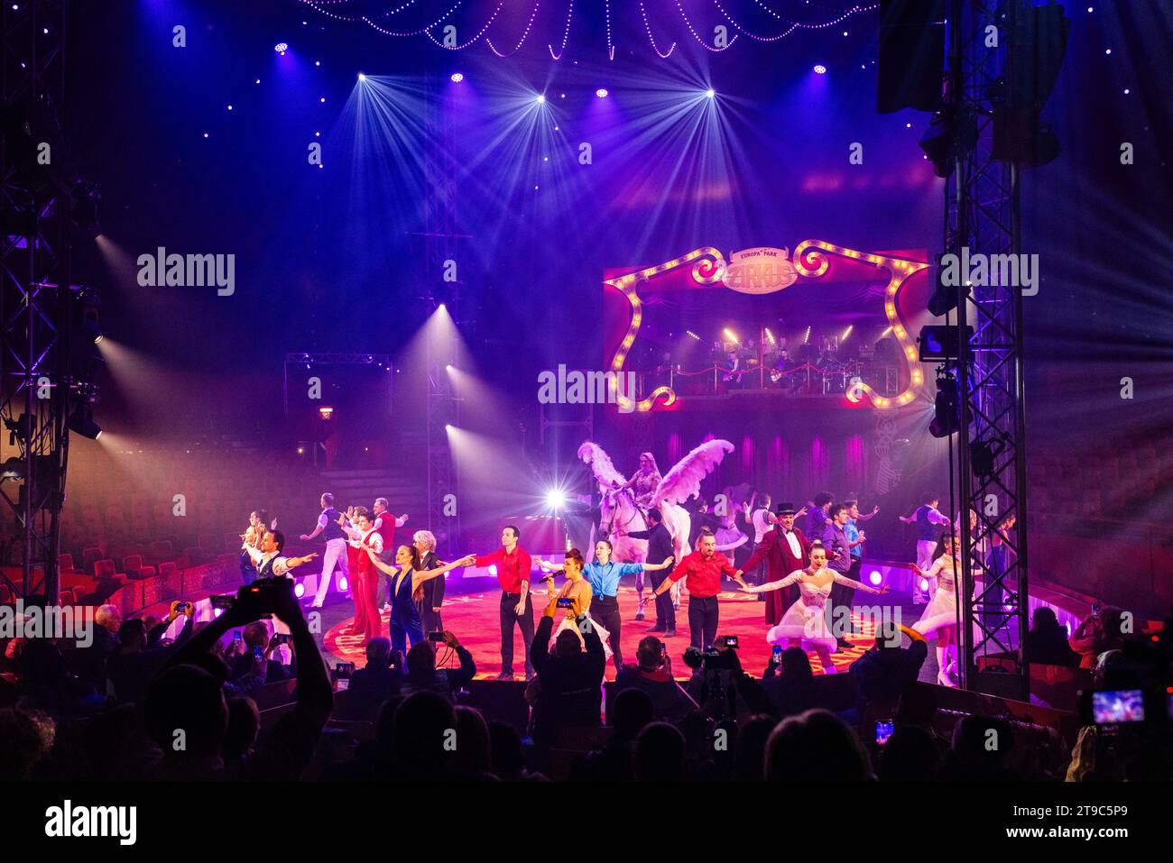 Rust, Germany. 24th Nov, 2023. Artists stand in the ring during a ...