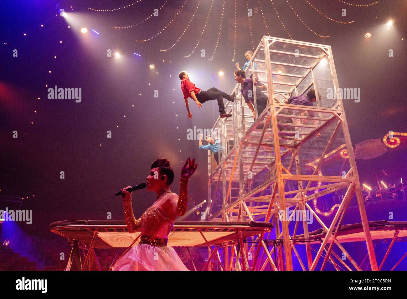 Rust, Germany. 24th Nov, 2023. Artists stand in the ring during a ...